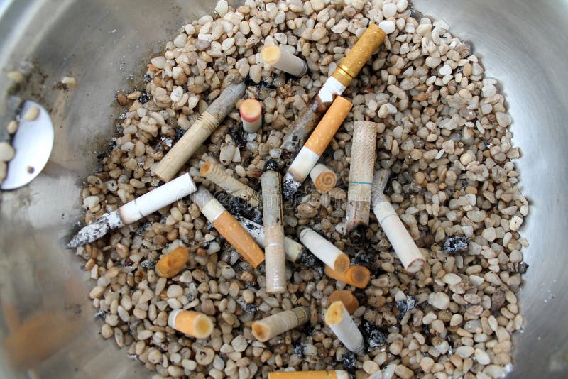 Extinga Los Cigarrillos En Piedras Imagen de archivo - Imagen de ...