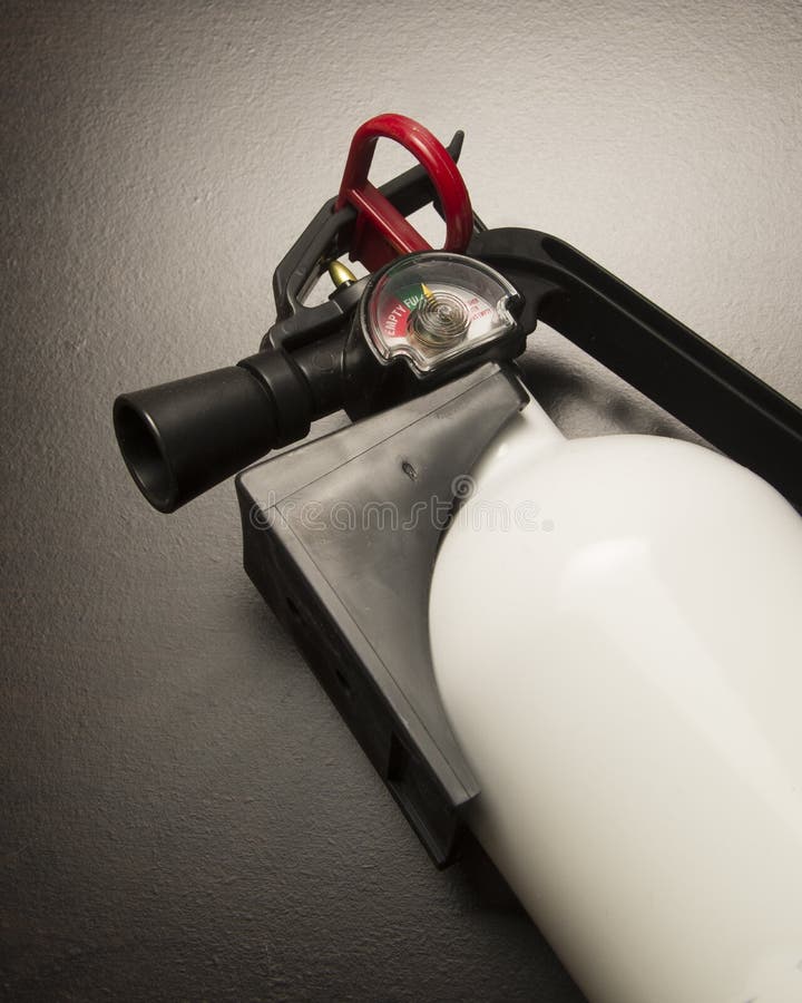 Extintor blanco foto de archivo. Imagen de blanco, peligro - 73555304