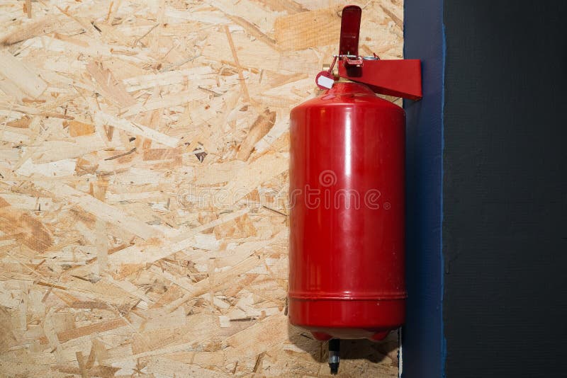 Extintor Colgado En La Pared De Una Placa De Madera Foto de archivo ...