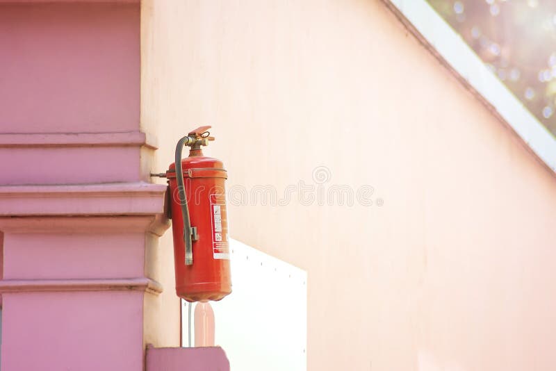 Extintor en la pared foto de archivo. Imagen de metal - 122338152
