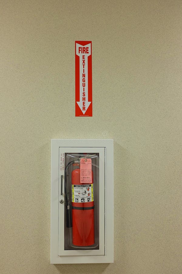 Extintor en la pared imagen de archivo. Imagen de pared - 44992349