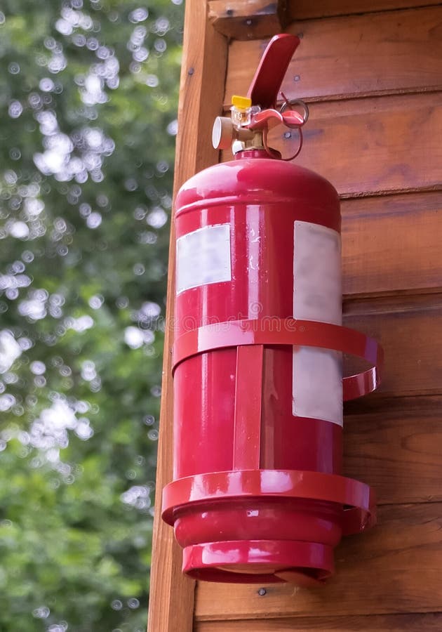 Extintor En La Pared De La Casa Foto de archivo - Imagen de casero ...