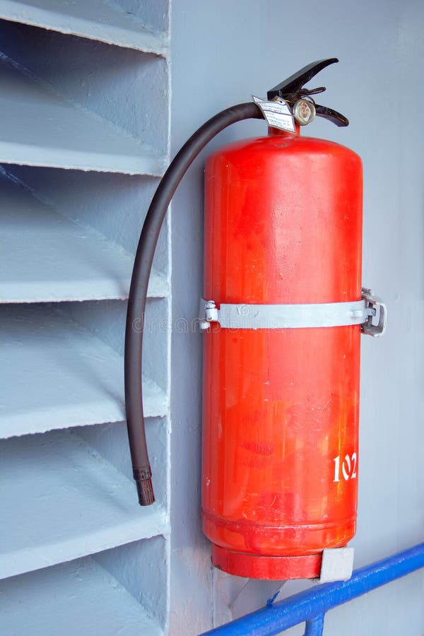 Extintor en la pared gris imagen de archivo. Imagen de equipo - 11004083