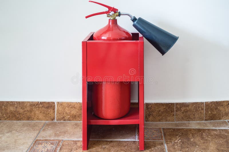Extintor por la pared foto de archivo. Imagen de peligro - 102518140