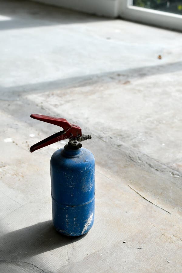 Extintor velho azul foto de stock. Imagem de calibre - 110376860