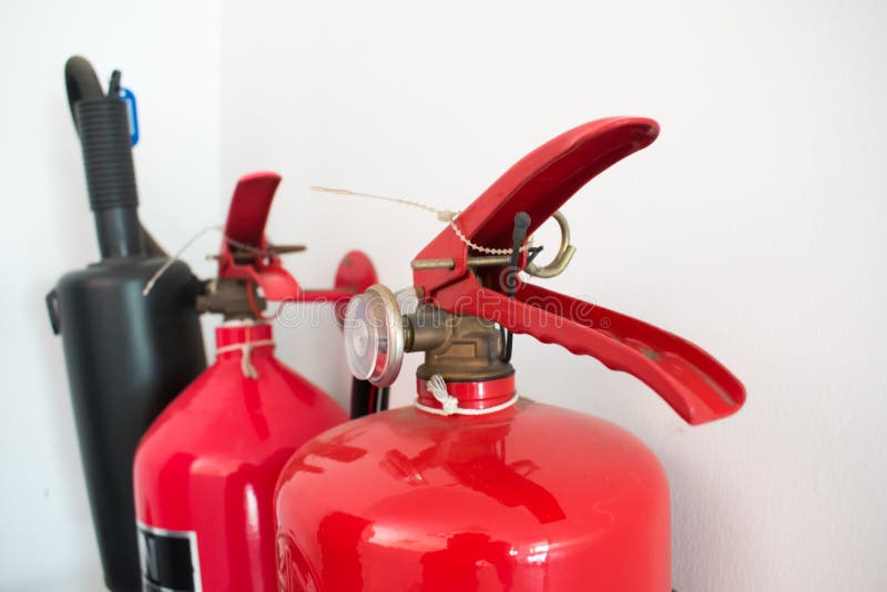 2 Extintores De Incendios En La Pared De Cuero Blanco Foto de archivo ...