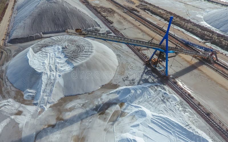 Extraction Industrielle De Sel Pile De Sel Et Le Convoyeur Photo stock ...