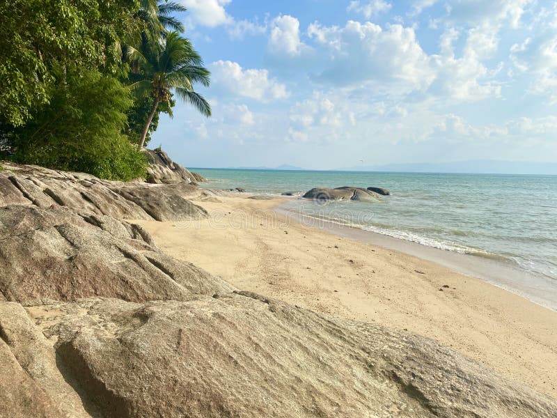 Extraordinary Beach Surrounded by Rocks Around the Perimeter. Stock ...