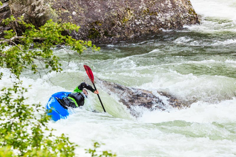 Extreme Canoeing Van De Stroomversnellingberg Stock Foto - Image of ...