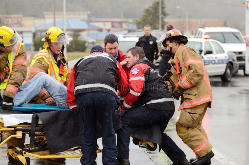 Extrication fotografía editorial. Imagen de coche, lluvia - 43164827