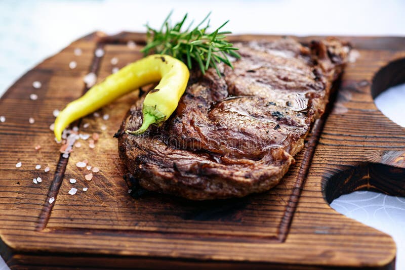 Ase A La Parilla Rib Eye Steak O El Filete De Grupa - Seque El Bistec ...