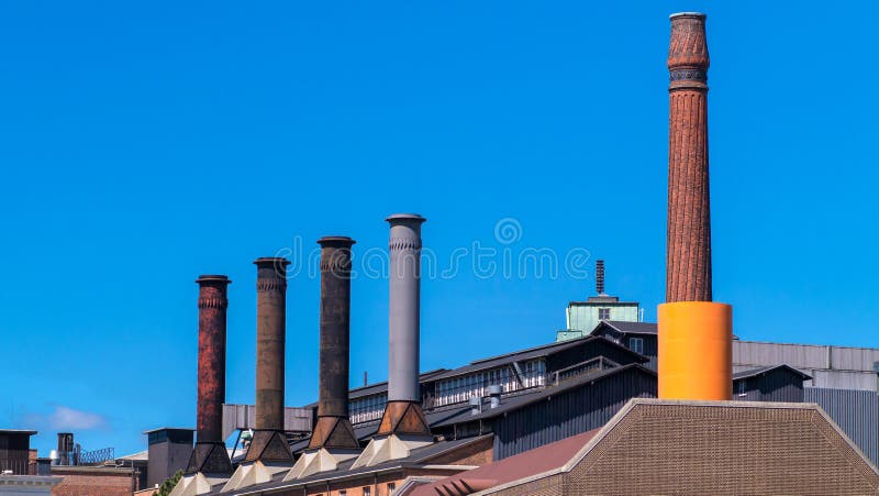 Chimeneas Victorianas En El Tejado Del Edificio Foto de archivo ...
