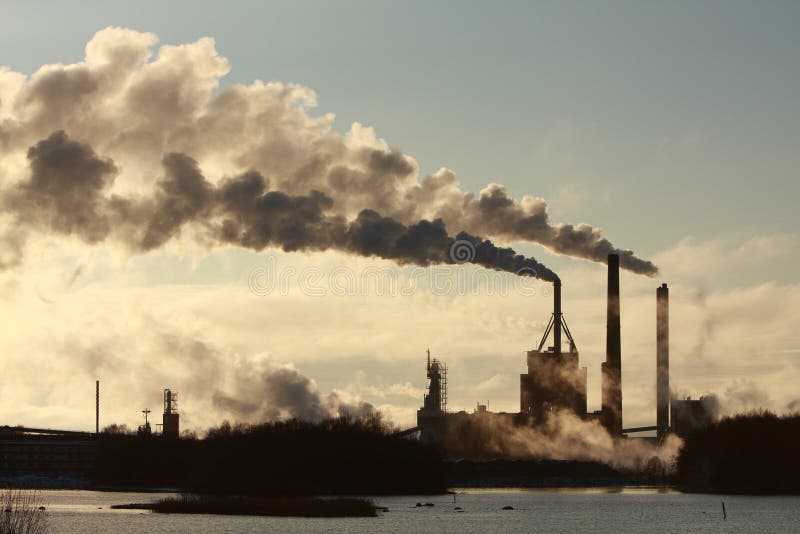 Fábrica y humo imagen de archivo. Imagen de contamine - 7695039