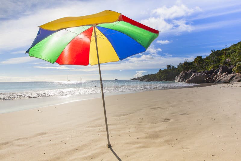 Färgrik Parasoll På Stranden Arkivfoto - Bild av semesterort, strand ...
