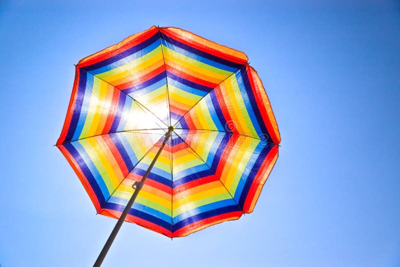 Färgrik Parasoll På Stranden Arkivfoto - Bild av semesterort, strand ...