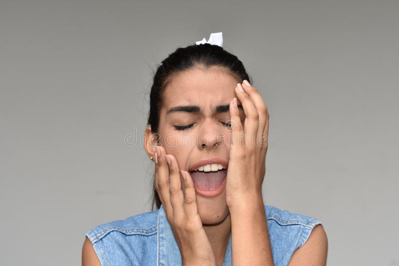 Menina ansiosa de Latina imagem de stock. Imagem de nervosismo - 117060837