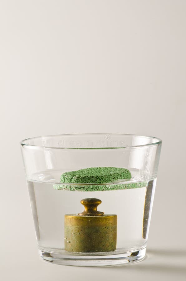 Física Objetos Pesados E Claros Na água Imagem de Stock - Imagem de ...