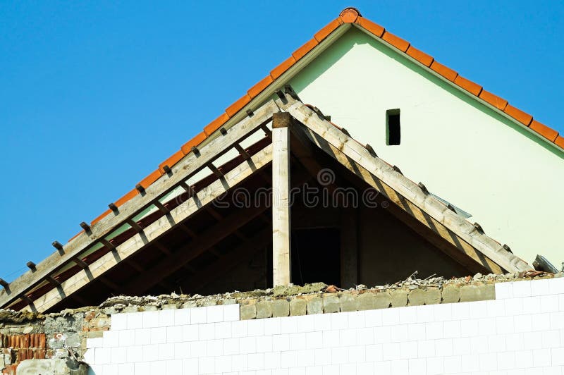 Hustak arkivfoto. Bild av tegel, bunt, himmel, vägg, sikt - 55170114