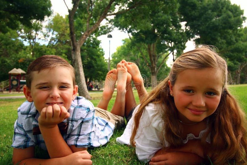 Kinder Mit Den Füßen in Der Luft/während Sie Gekitzelt Werden Stockfoto ...