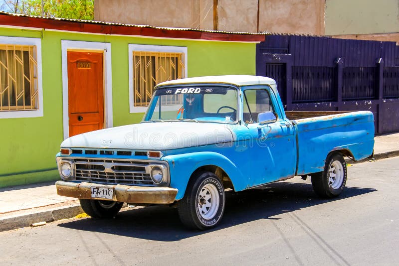 Camioneta Pickup Azul Oxidada De Ford Imagen de archivo editorial ...
