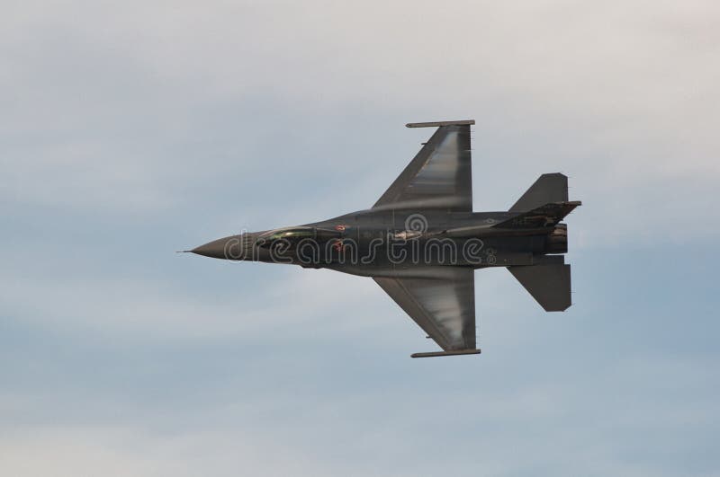 F-16 Fighting Falcon in a High G Minimum Radius Turn Editorial ...