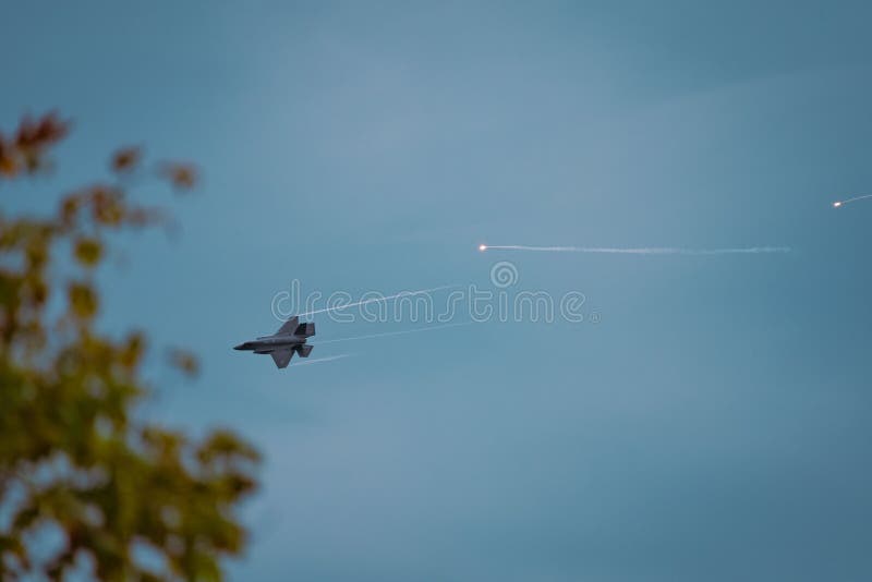 F-35 Mid-Flight Performing Air Stunts with Flares Editorial Photography ...