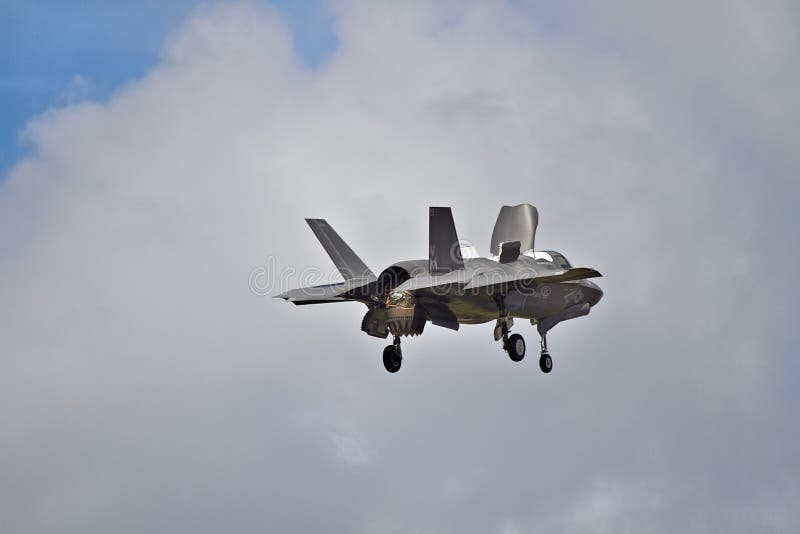 F-35 Stealth Fighter Performing Vertical Landing Editorial Photography ...