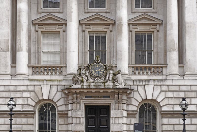 Façade Du Bâtiment Classique Photographie éditorial - Image du horloge ...