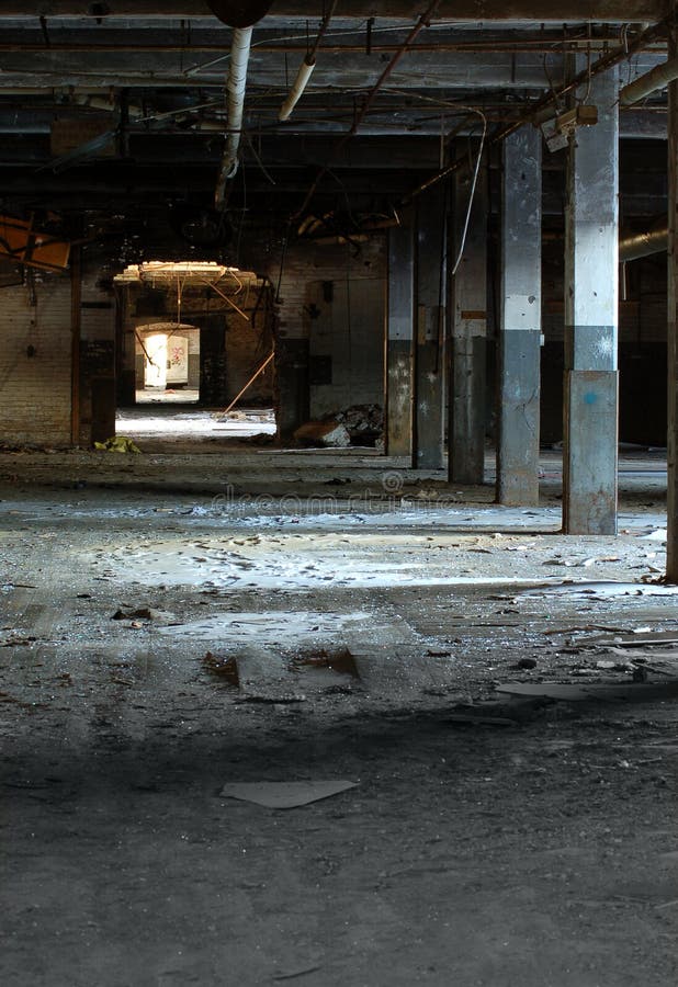 Fabbrica Abbandonata 15 (fuoco Sulle 2 Colonne) Immagine Stock ...