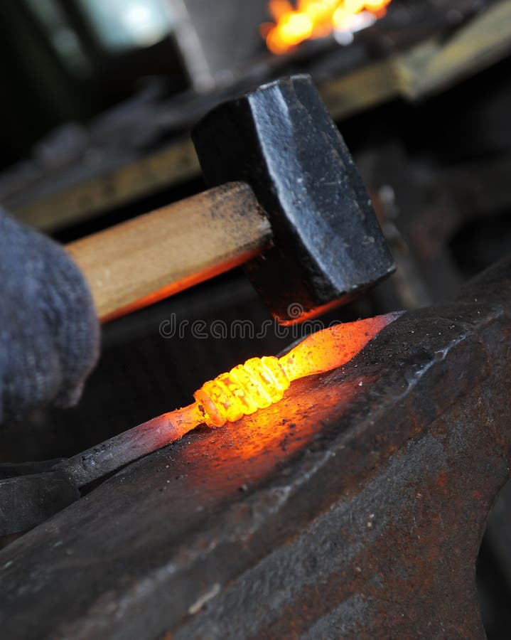 Il Fabbro Forgia Una Lancia Fotografia Stock - Immagine di manuale ...