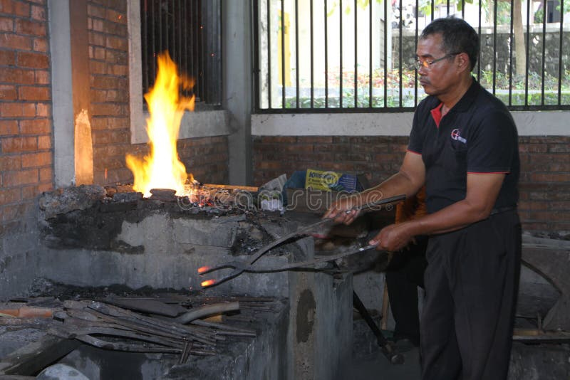 Fabbro Che Sta Forgiando Una Spada Al Mercato Medievale Fotografia ...