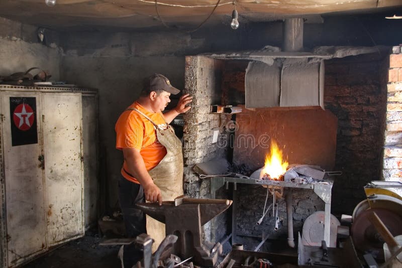 Fabbro immagine stock editoriale. Immagine di induzione - 69906704
