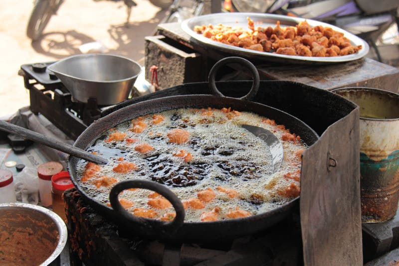 Fabricación De Los Snacks Indios Padoda Fotografía editorial - Imagen ...