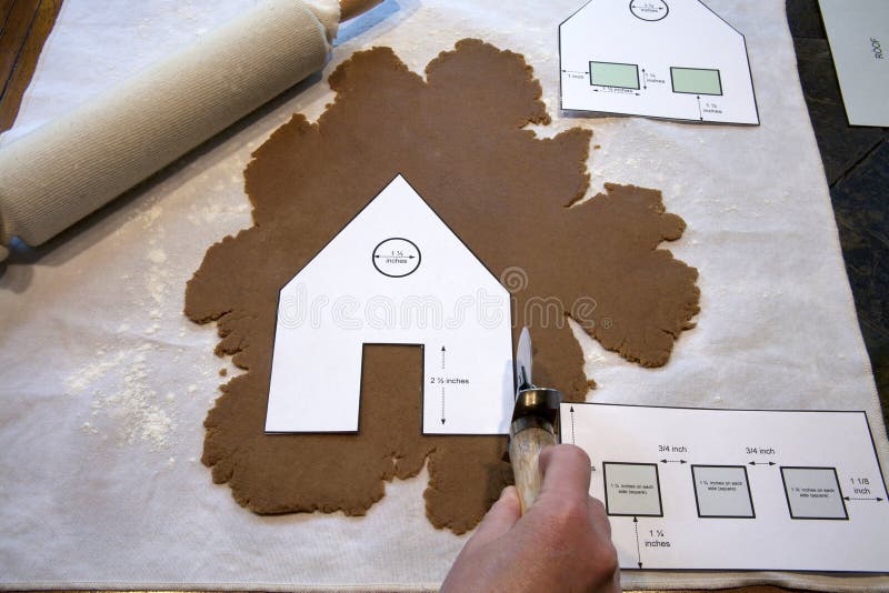Fabricación De Una Casa De Pan De Jengibre Imagen de archivo - Imagen ...