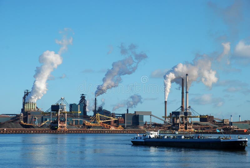 Energie, Die Fabriken In Den Bergen Erzeugt Stockbild - Bild von ...