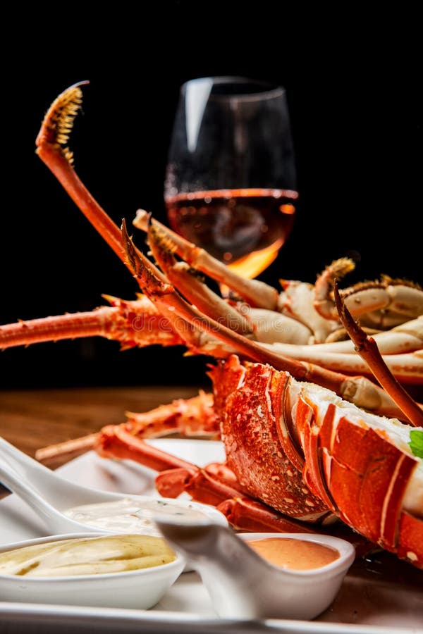 Fabuloso Plato De Langosta Sobre Una Mesa De Madera Con Vino Y Todo Lo ... Fabuloso Plato De Langosta Sobre Una Mesa De Madera Con Vino Y Todo Lo ...