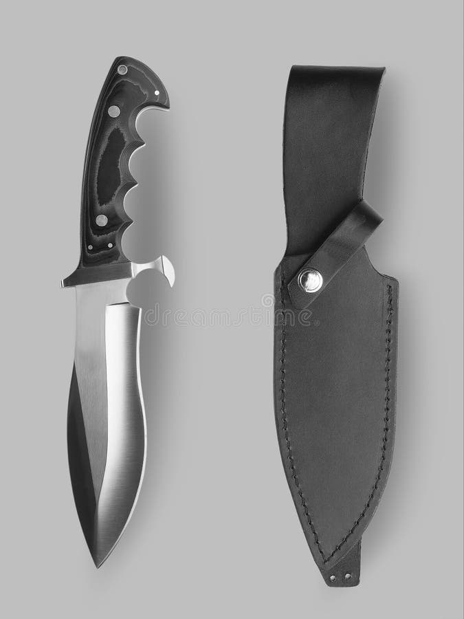 Faca do combate com bainha foto de stock. Imagem de serrilhado - 83989240
