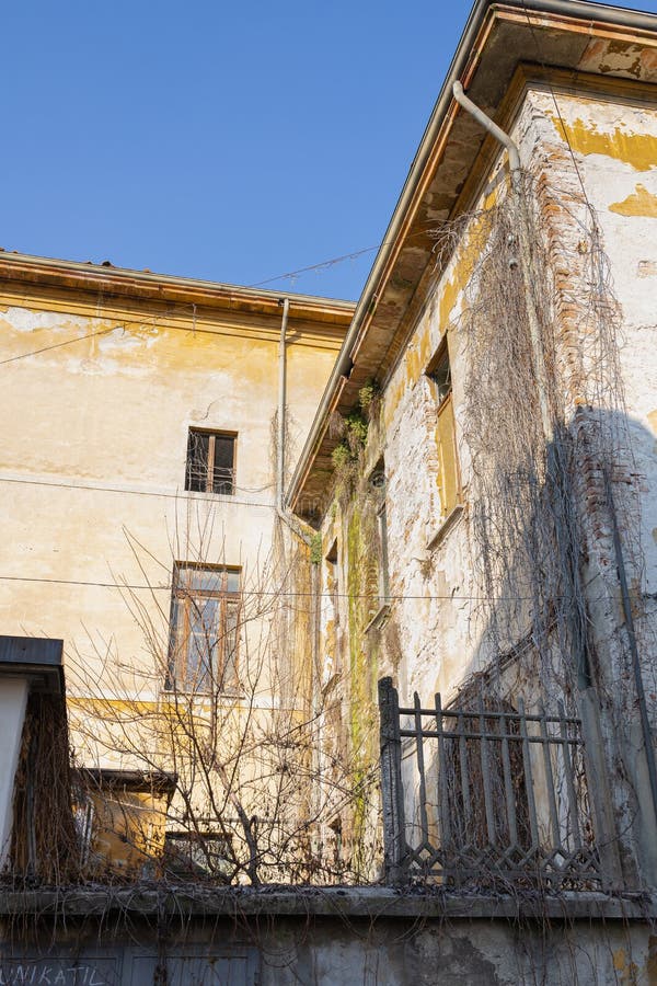 Facade of Ancient Yellow House in Cremona with Bare Vegetation, Italy ...