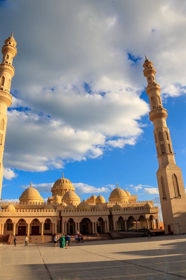Facade of El Mina Masjid Mosque in Hurghada, Egypt Editorial Stock ...