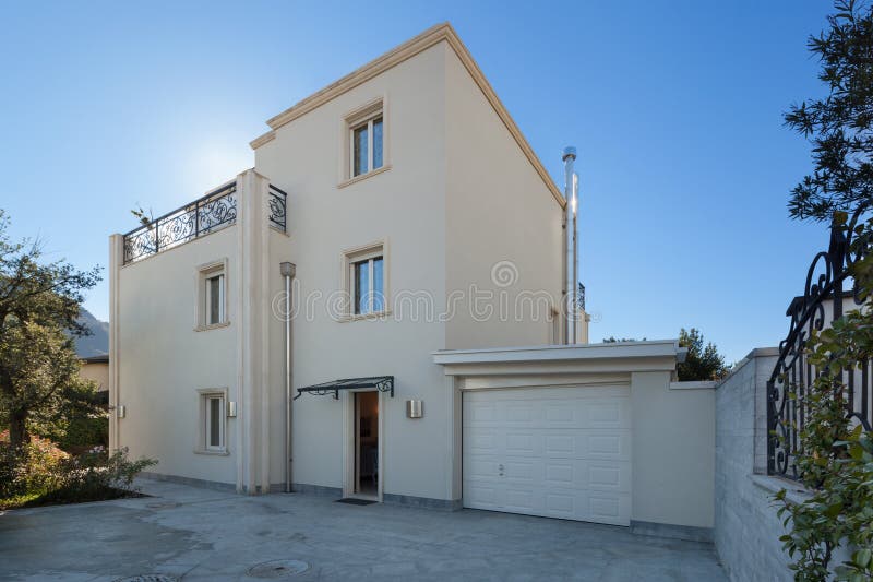 Facciata Bianca Di Una Costruzione Immagine Stock - Immagine di ...