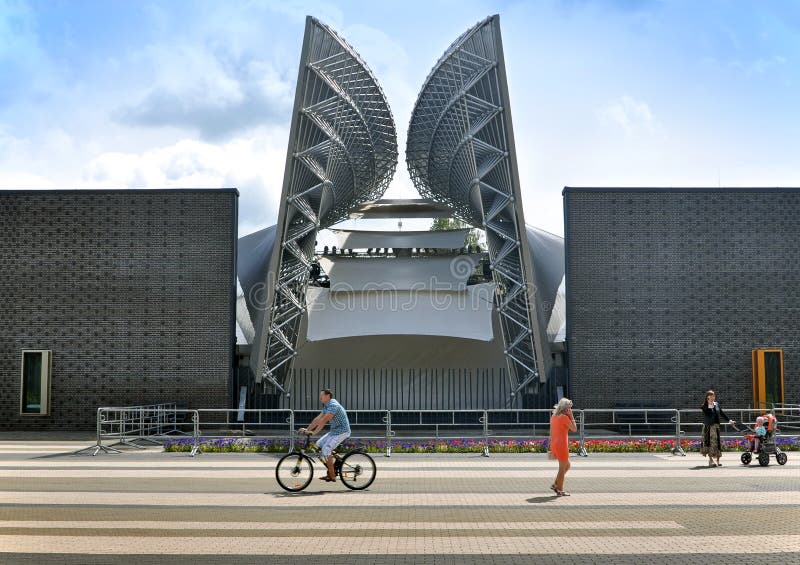 Facciata Dell'anfiteatro Moderno in Molodechno, Bielorussia Immagine ...