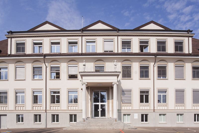 Facciata Dell'edificio Scolastico Fotografia Editoriale - Immagine di ...