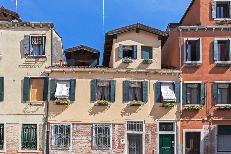 Facciata Della Casa Italiana Fotografia Stock - Immagine di casa ...
