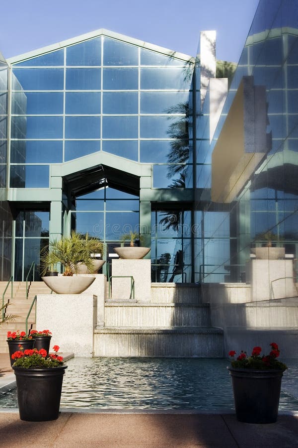 Facciata Moderna Con La Cascata Fotografia Stock - Immagine di funzione ...