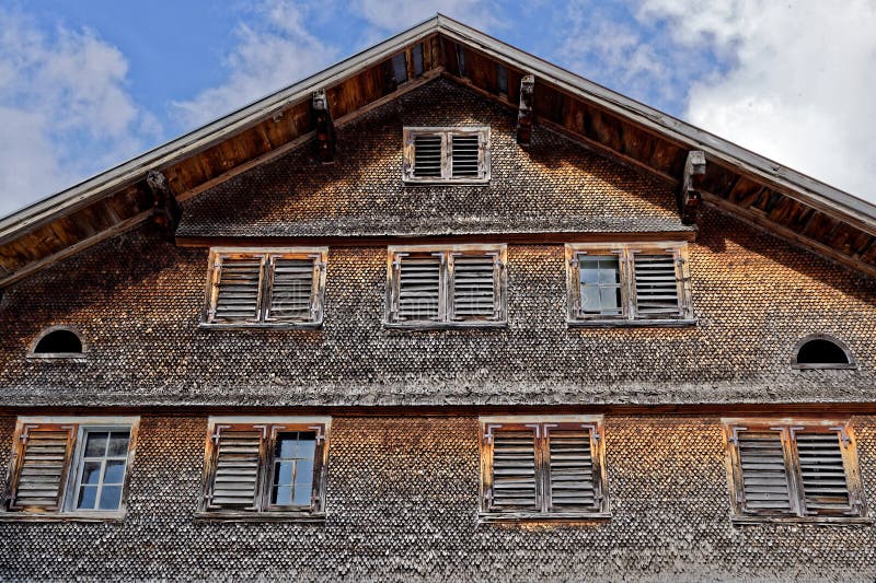 Facciata Stagionata Della Casa Dell'assicella Immagine Stock - Immagine ...