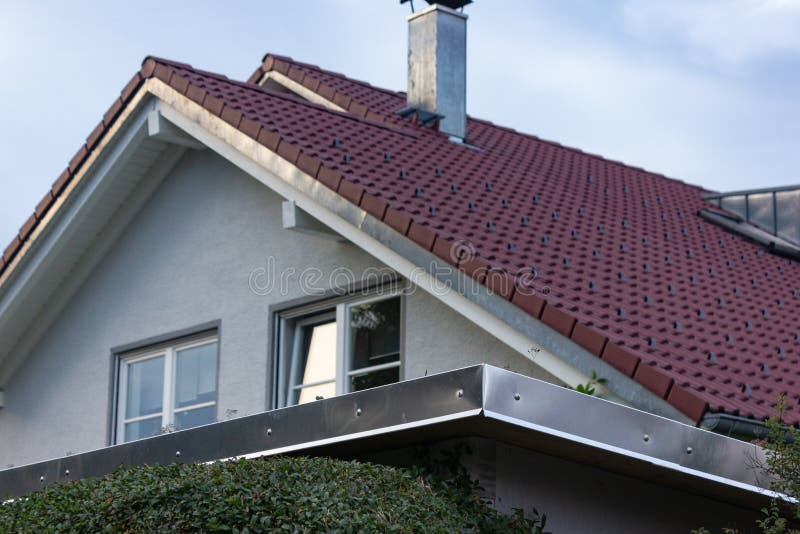 Facciate E Tetti Moderni Della Casa Fotografia Stock - Immagine di ...