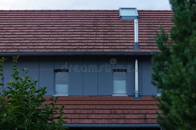 Facciate E Tetti Moderni Della Casa Immagine Stock - Immagine di ...