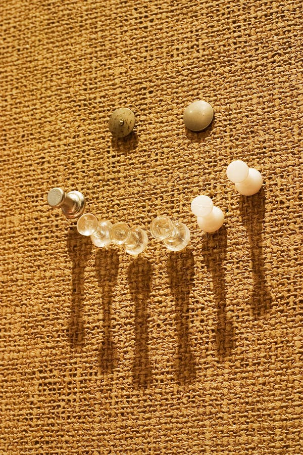 Face feliz do Pushpin imagem de stock. Imagem de boletim - 374467