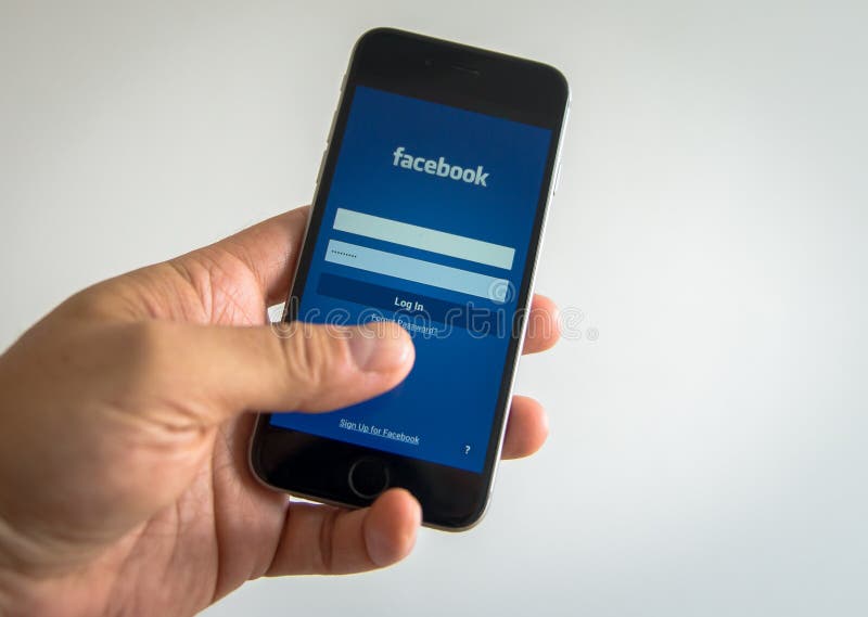 Facebook log on screen editorial stock image. Image of hand - 96153784