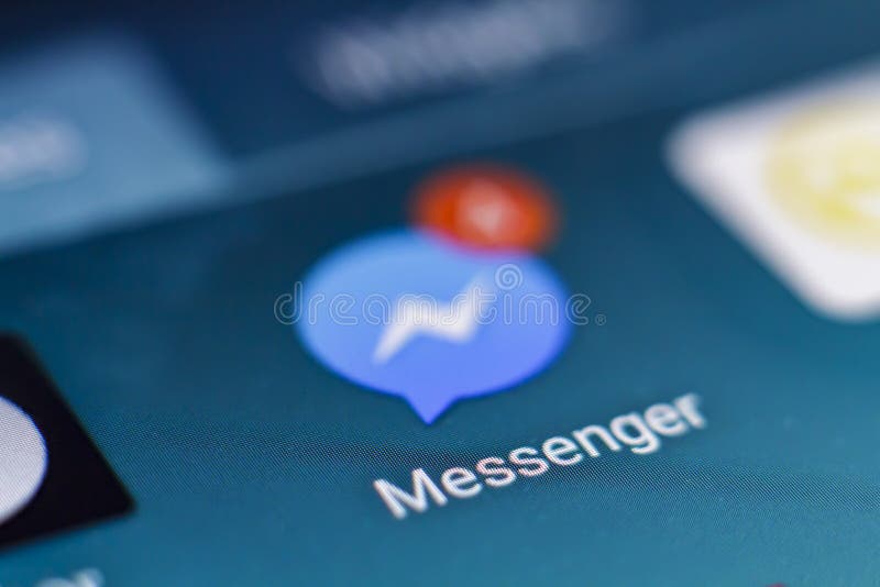 Facebook Messenger with Notifications of Messages on Smartphone ...